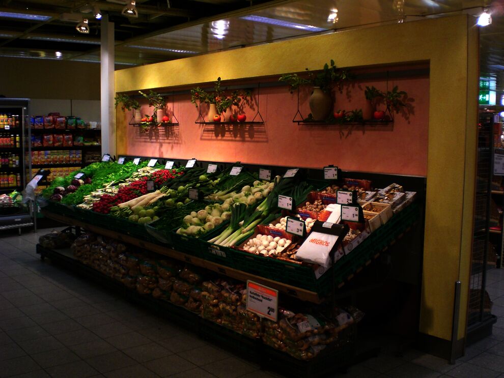 Produktpräsentation von gekühlten Obst und Gemüse mit längerer ...