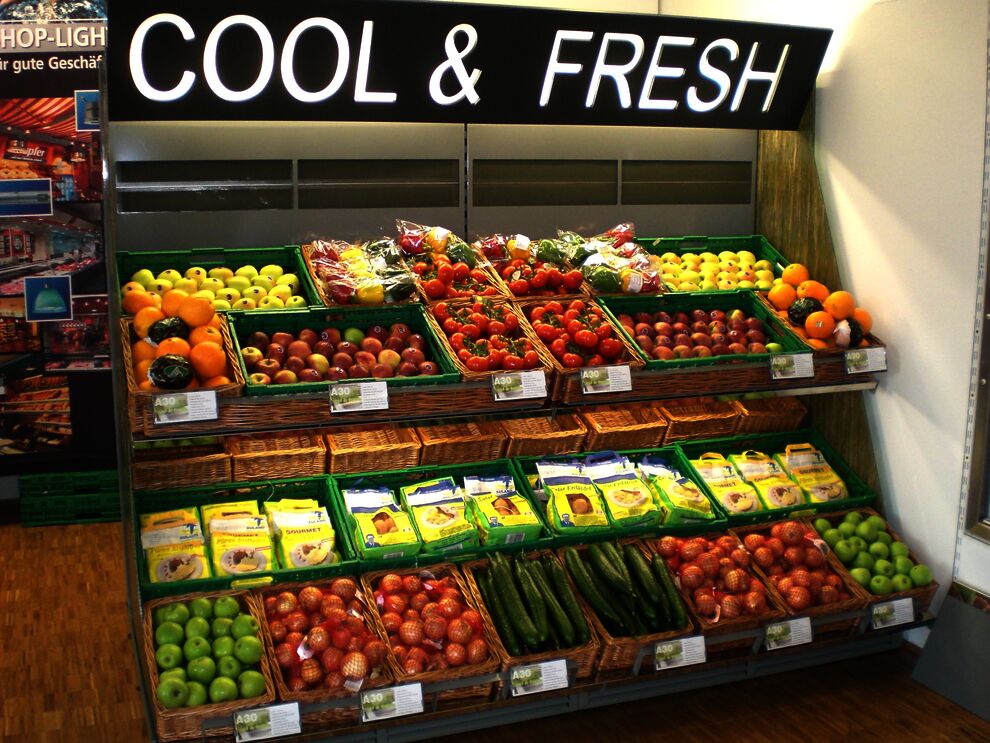 Produktpräsentation von gekühlten Obst und Gemüse mit längerer ...